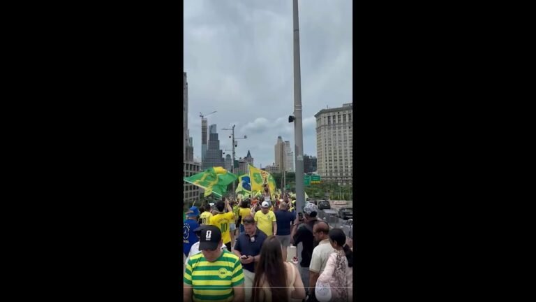 Torcedores brasileiros atravessam Ponte do Brooklyn após estreia da ...